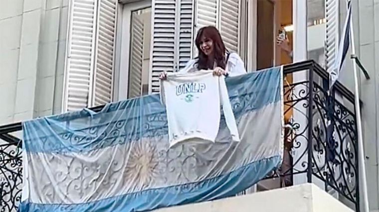 Marcha Universitaria Cristina Kirchner Salió Al Balcón Y Mostró Un