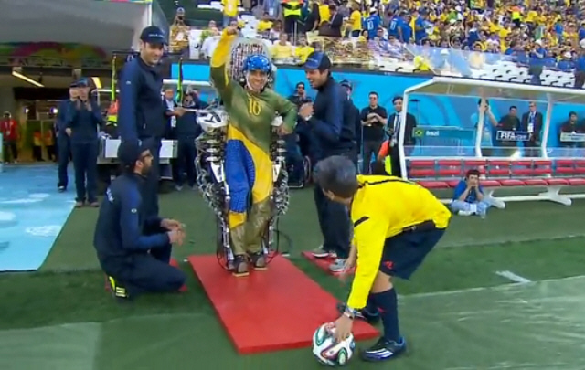 Un parapléjico dio el puntapié con ayuda de un exoesqueleto