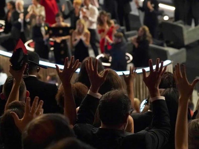 ¿Conoces cómo son los aplausos silenciosos? - Novedades - Diversidad